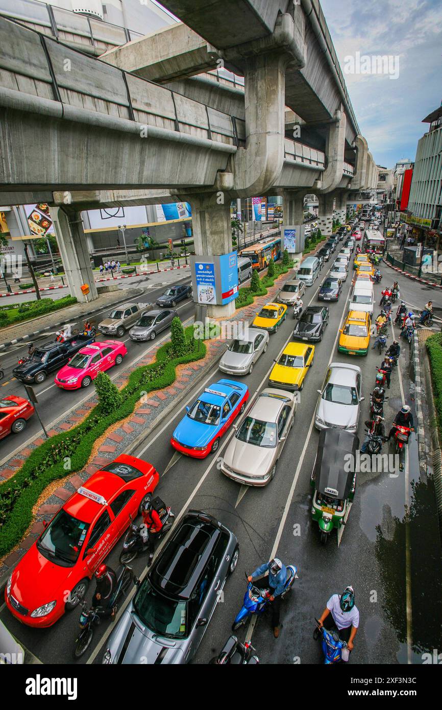 Bangkok train traffic jam hi-res stock photography and images - Alamy