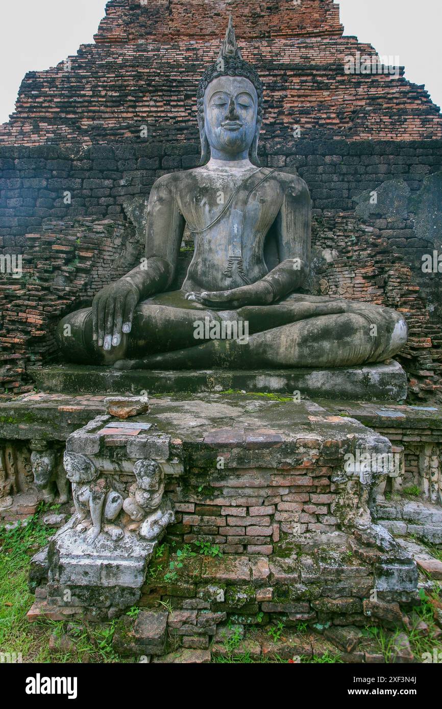 Thailand - Buddha statues at a Unesco World Heritage site in Sukhotai ...