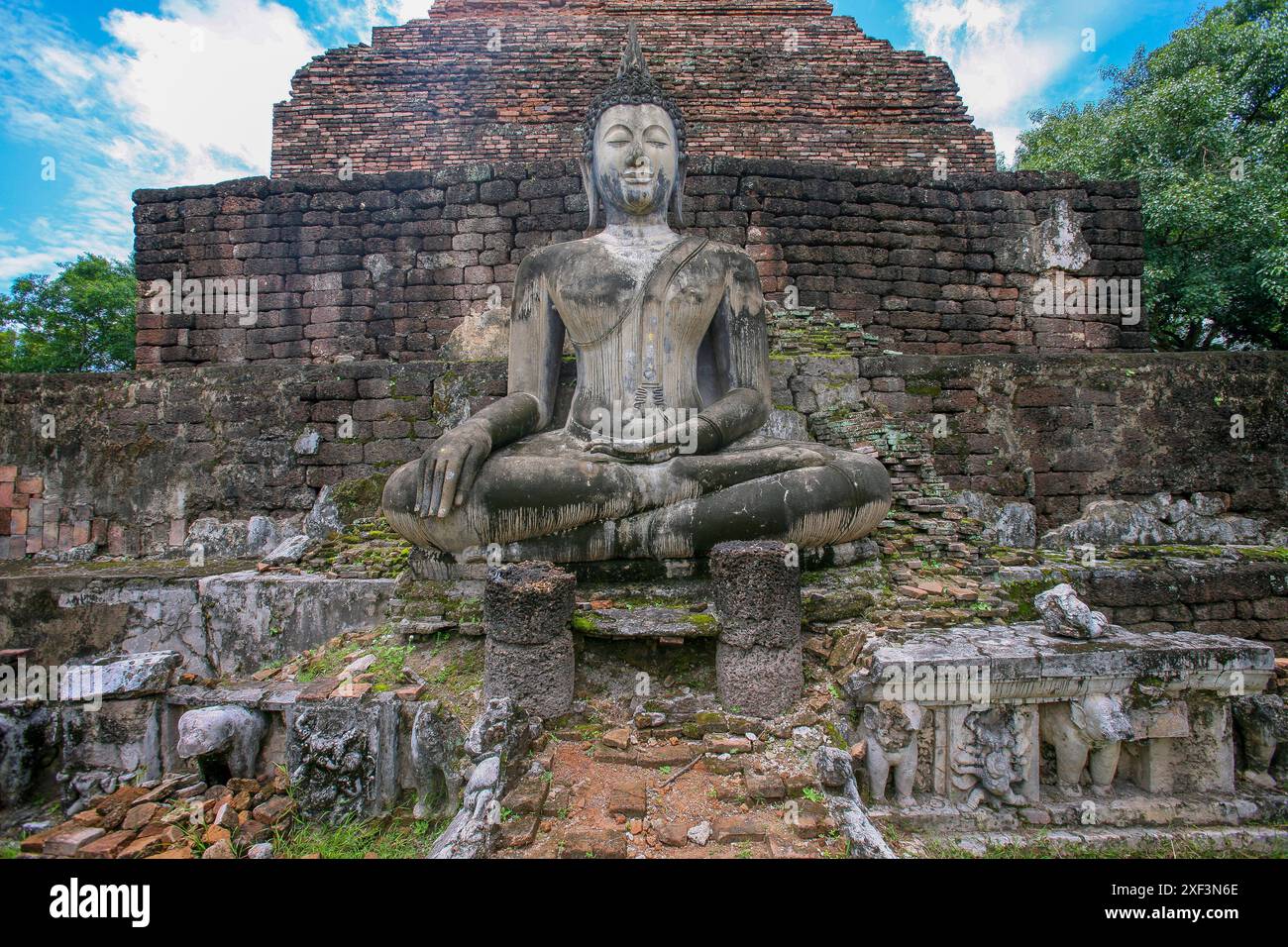 Thailand - Buddha statues at a Unesco World Heritage site in Sukhotai ...