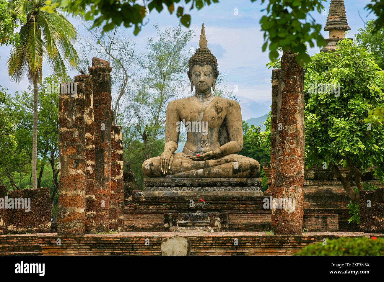 Thailand - Buddha statues at a Unesco World Heritage site in Sukhotai ...
