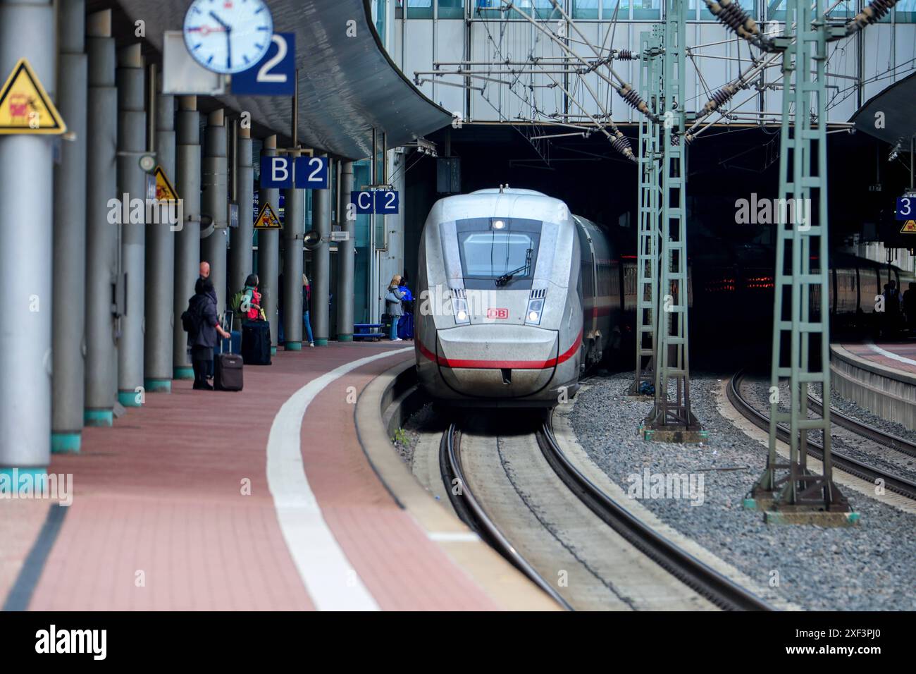 Intercity Express Zug ICE - ICE4 - Baureihe 412 der Deutschen Bahn im ...