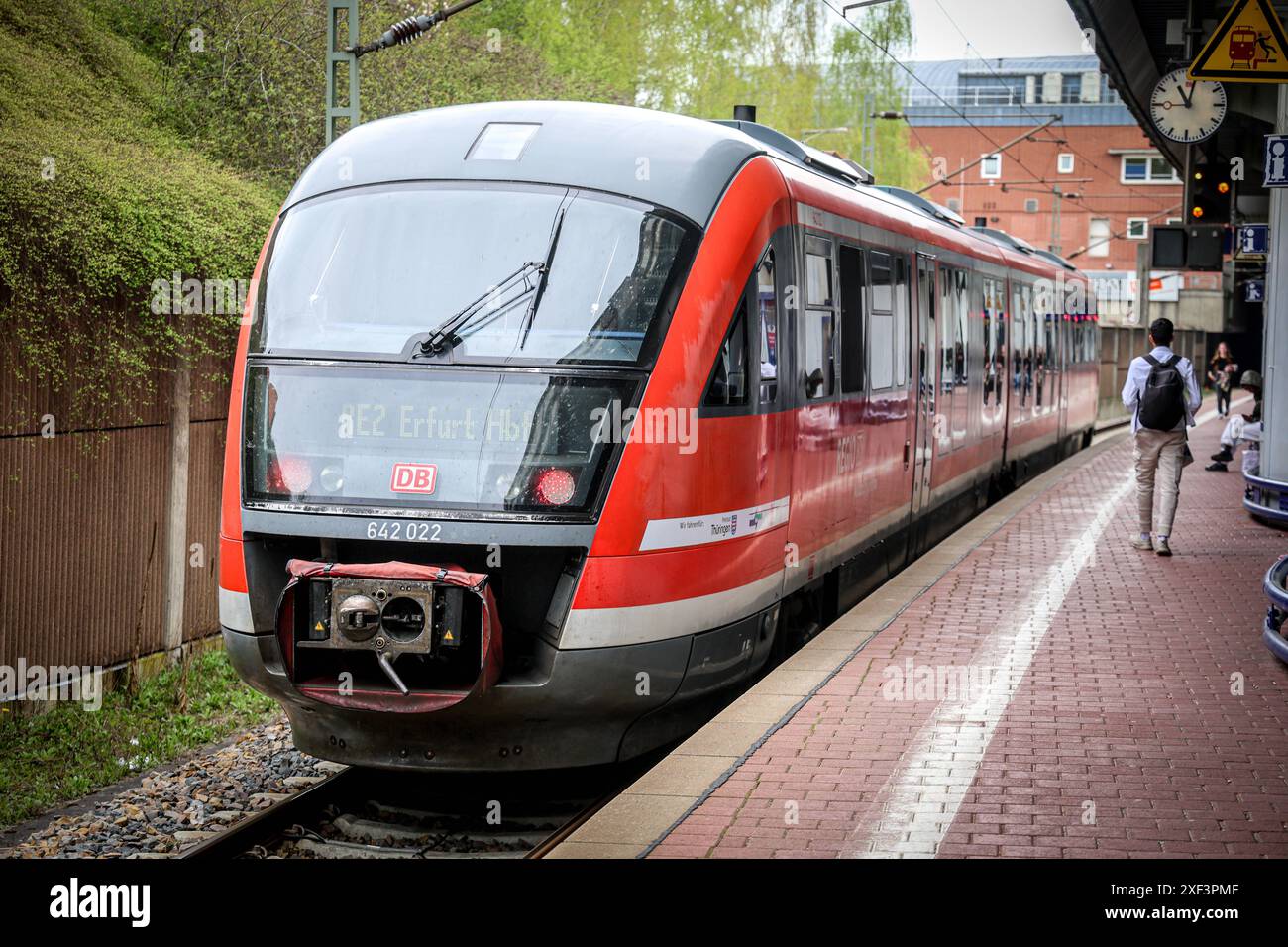 Regionalexpress Zug der Deutschen Bahn DB Regio Südost RE2 Ziel Erfurt ...