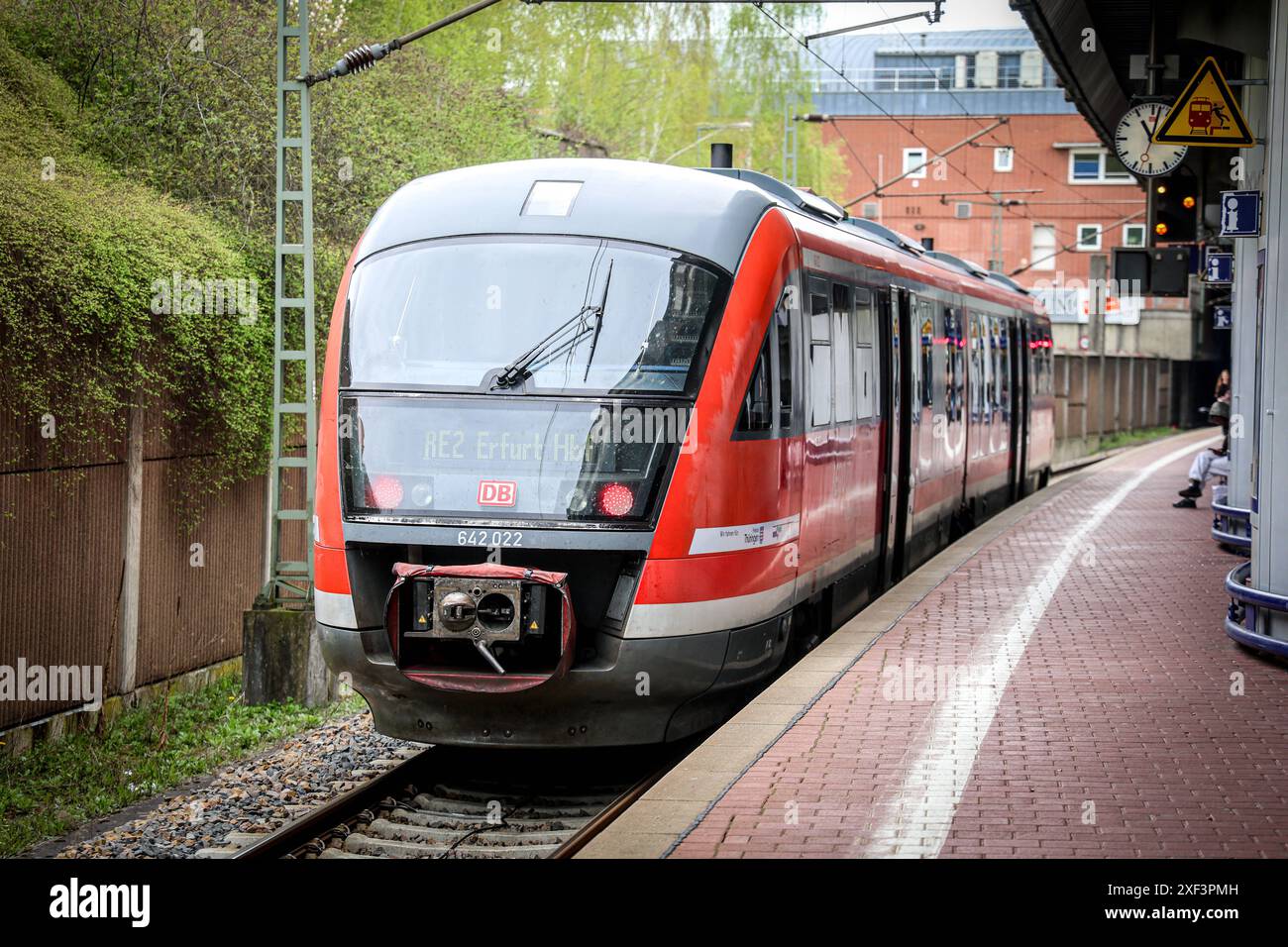 Regionalexpress Zug der Deutschen Bahn DB Regio Südost RE2 Ziel Erfurt ...