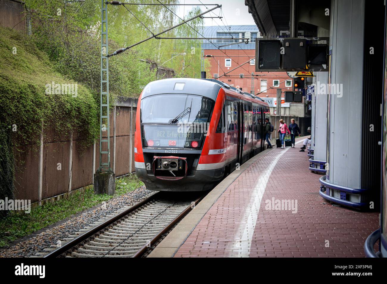 Regionalexpress Zug der Deutschen Bahn DB Regio Südost RE2 Ziel Erfurt ...