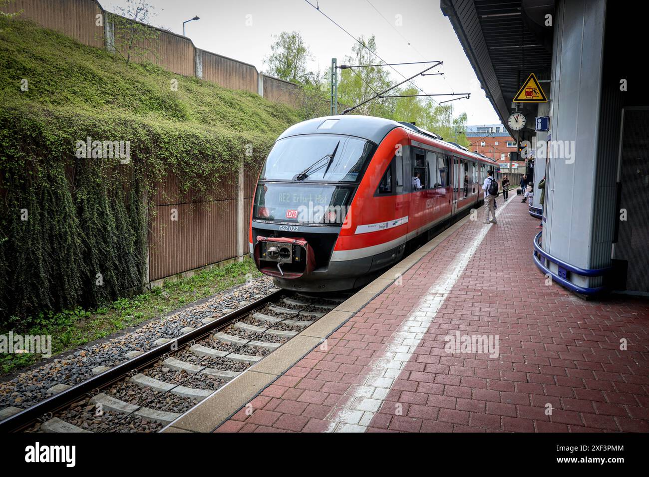 Regionalexpress Zug der Deutschen Bahn DB Regio Südost RE2 Ziel Erfurt ...