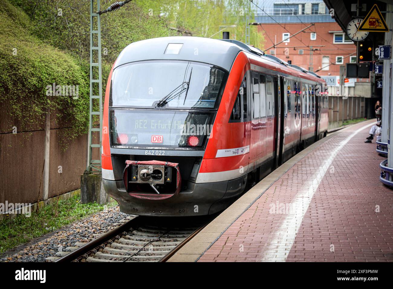 Regionalexpress Zug der Deutschen Bahn DB Regio Südost RE2 Ziel Erfurt ...