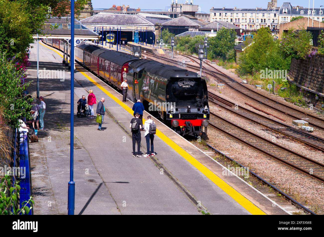 34067 Tangmere steam engine in Southern Region green at Scarborough ...