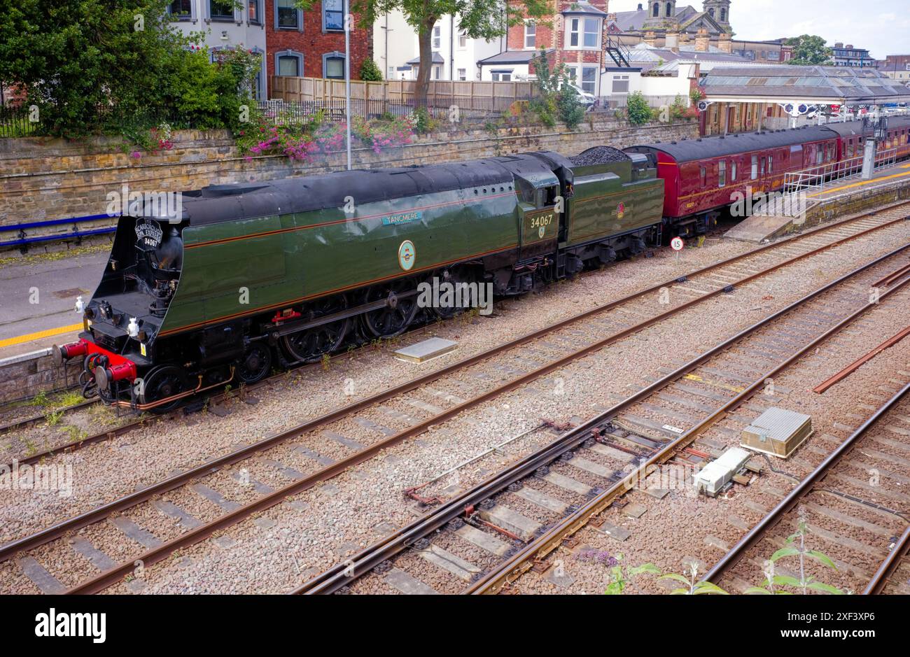 34067 Tangmere steam engine in Southern Region green at Scarborough ...