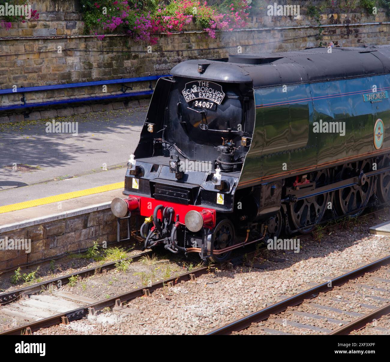 34067 Tangmere steam engine in Southern Region green at Scarborough ...