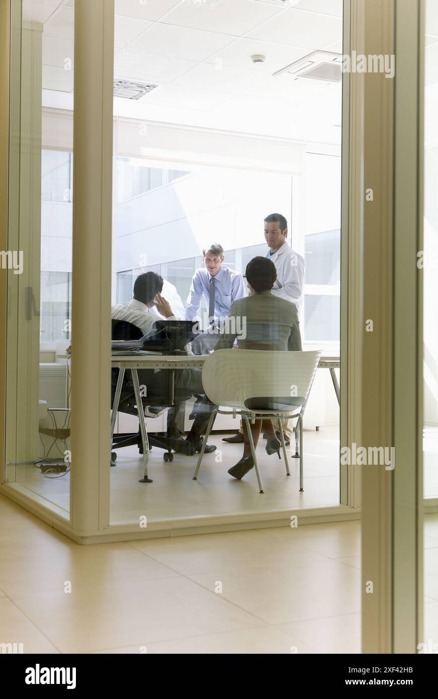 Office conversations hi-res stock photography and images - Alamy