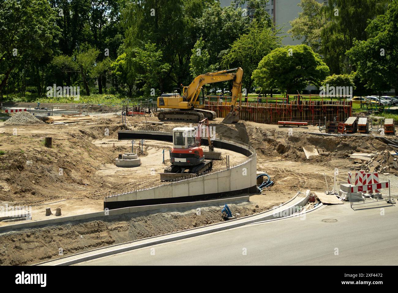 Construction dismantling tower crane hi-res stock photography and ...