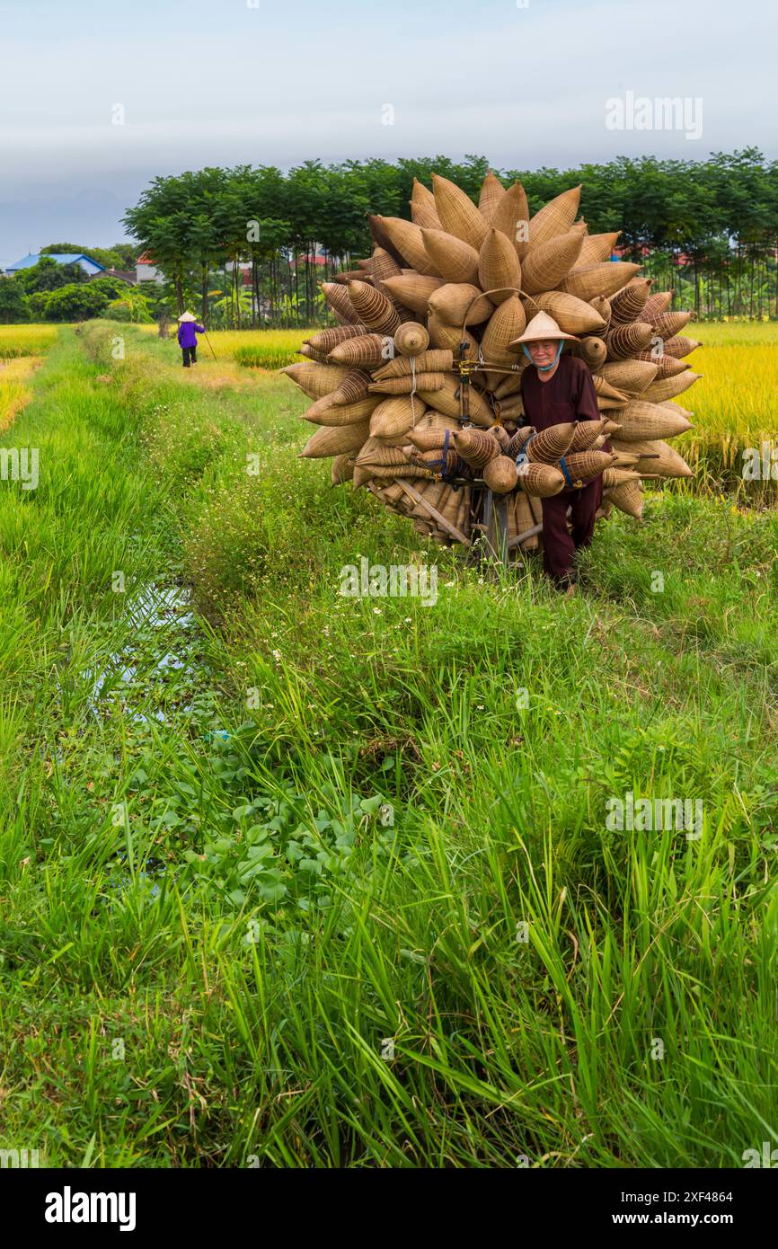 Bamboo fish trap maker at Thu Sy village, near Hanoi, North Vietnam ...