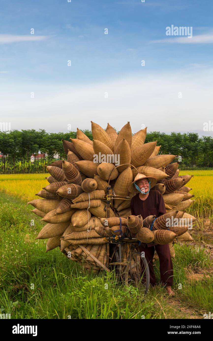 Bamboo fish trap maker at Thu Sy village, near Hanoi, North Vietnam ...