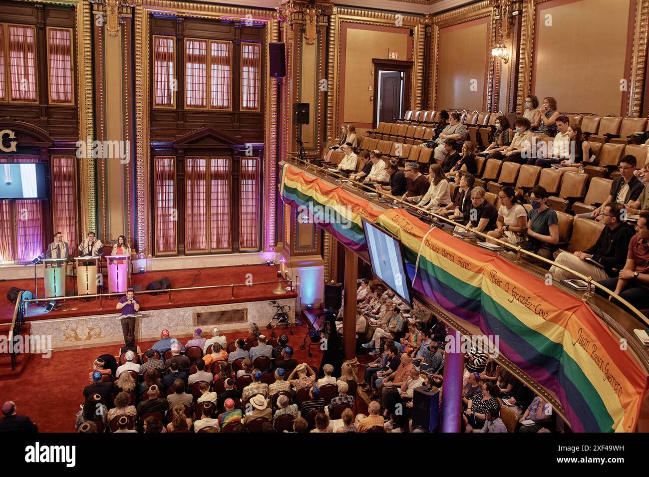Rabbi Sharon Kleinbaum speaks during her last service at the Masonic ...