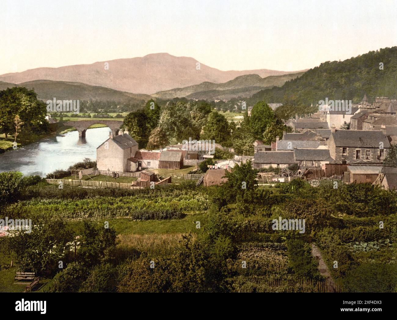 Bruecke und Ben Ledi, Callander, Schottland / , Bridge and Ben Ledi ...