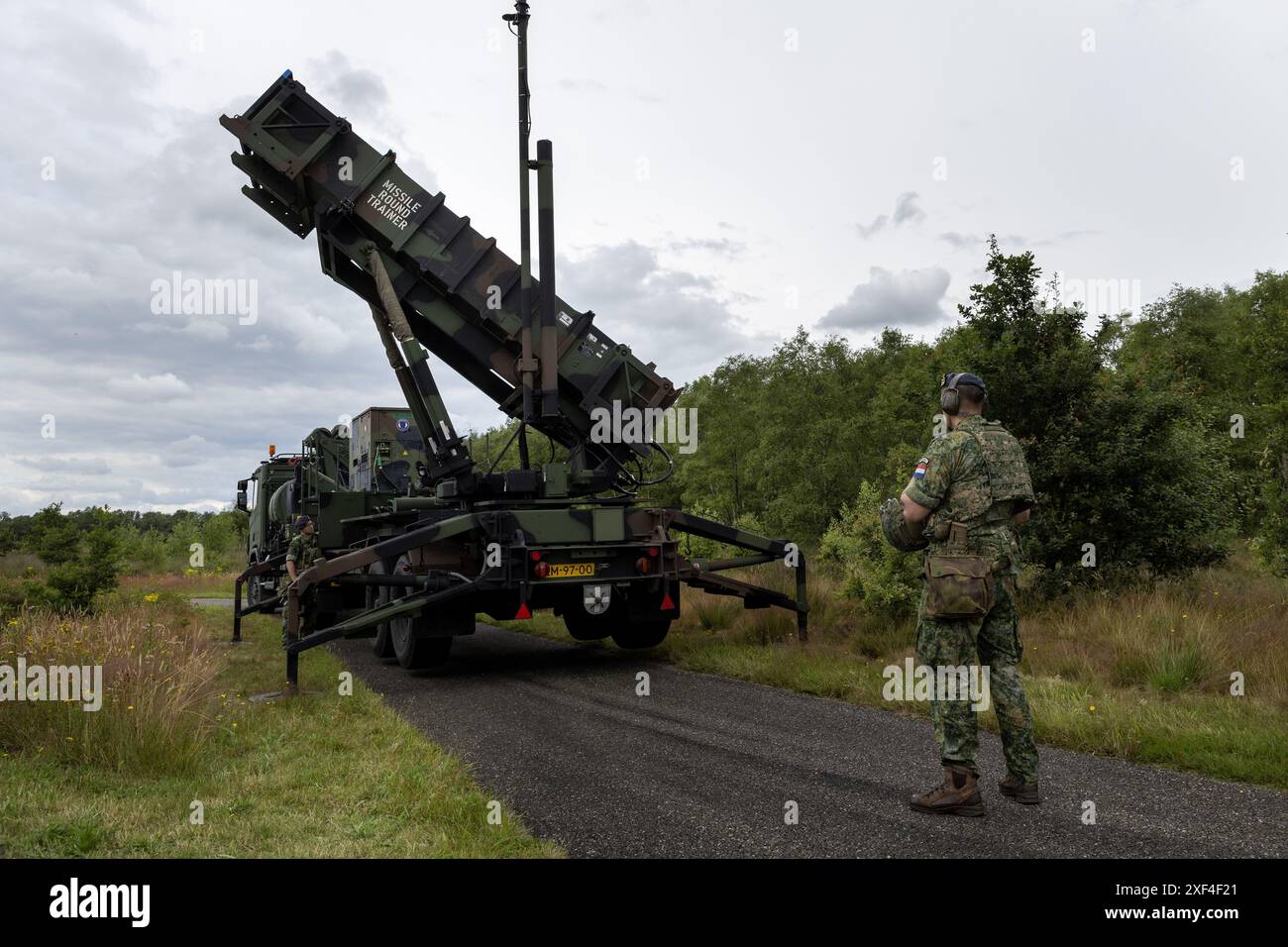 VREDEPEEL - Military personnel from the DGLC practice with counter ...