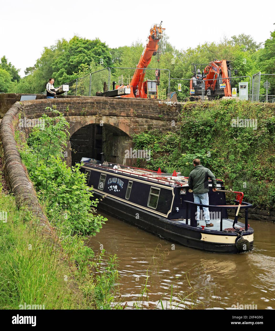 Narrowboat going under a stone bridge hi-res stock photography and ...