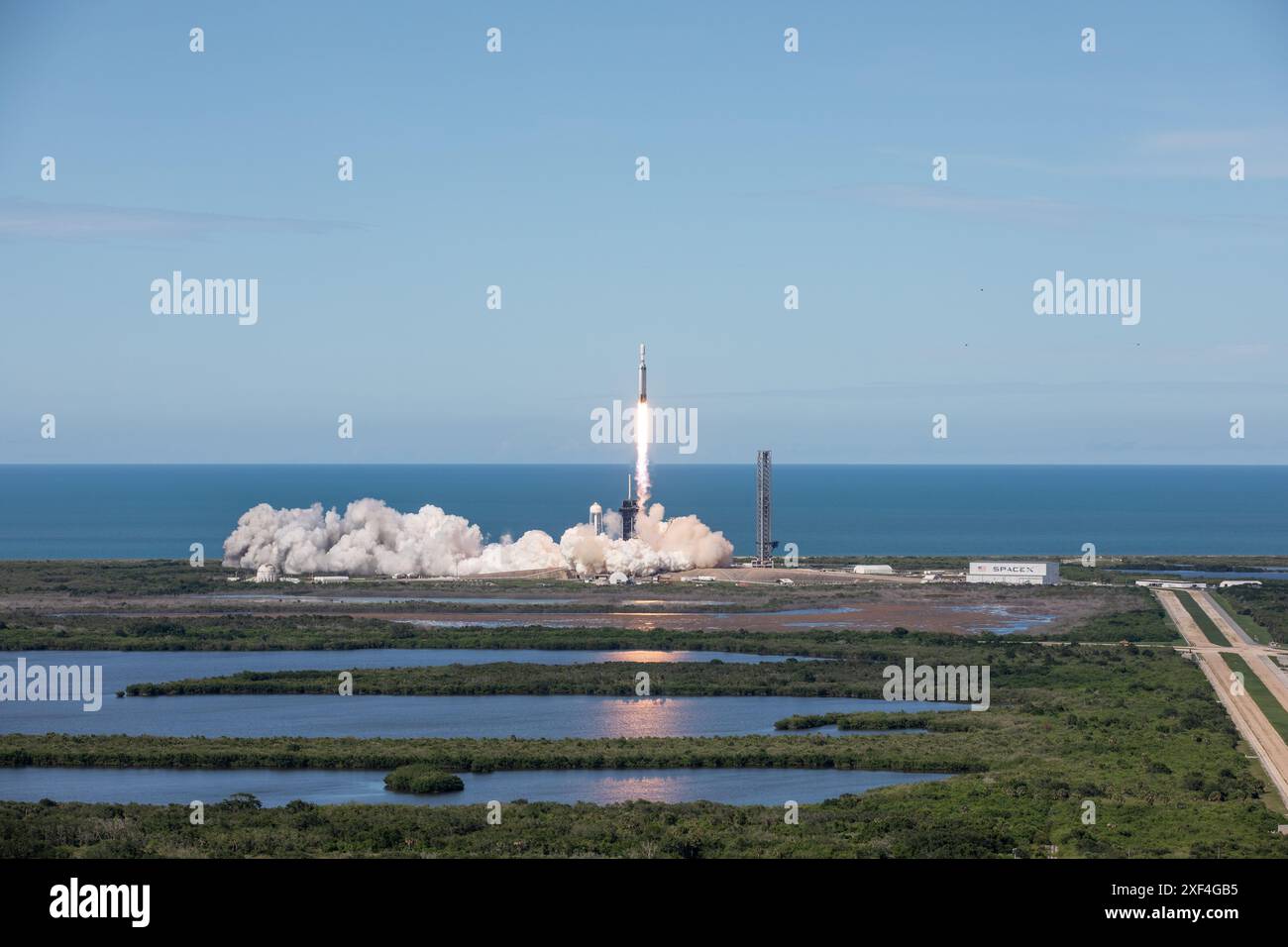 A SpaceX Falcon Heavy rocket carrying the National Oceanic and ...
