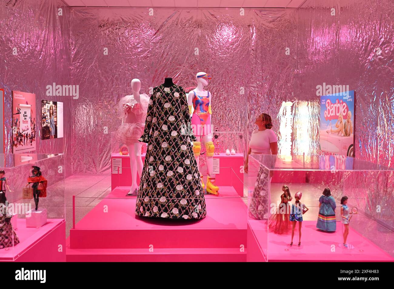 180 remarkable dolls hi-res stock photography and images - Alamy