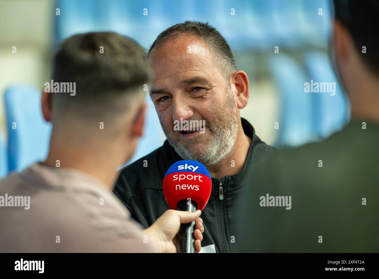 Frank Schmidt (FC Heidenheim, Chef-Trainer), nach Operation mit ...