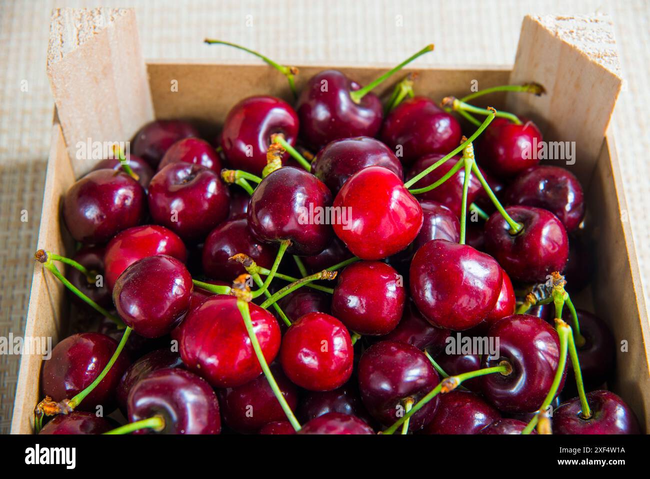 Cerezas en caja hi-res stock photography and images - Alamy