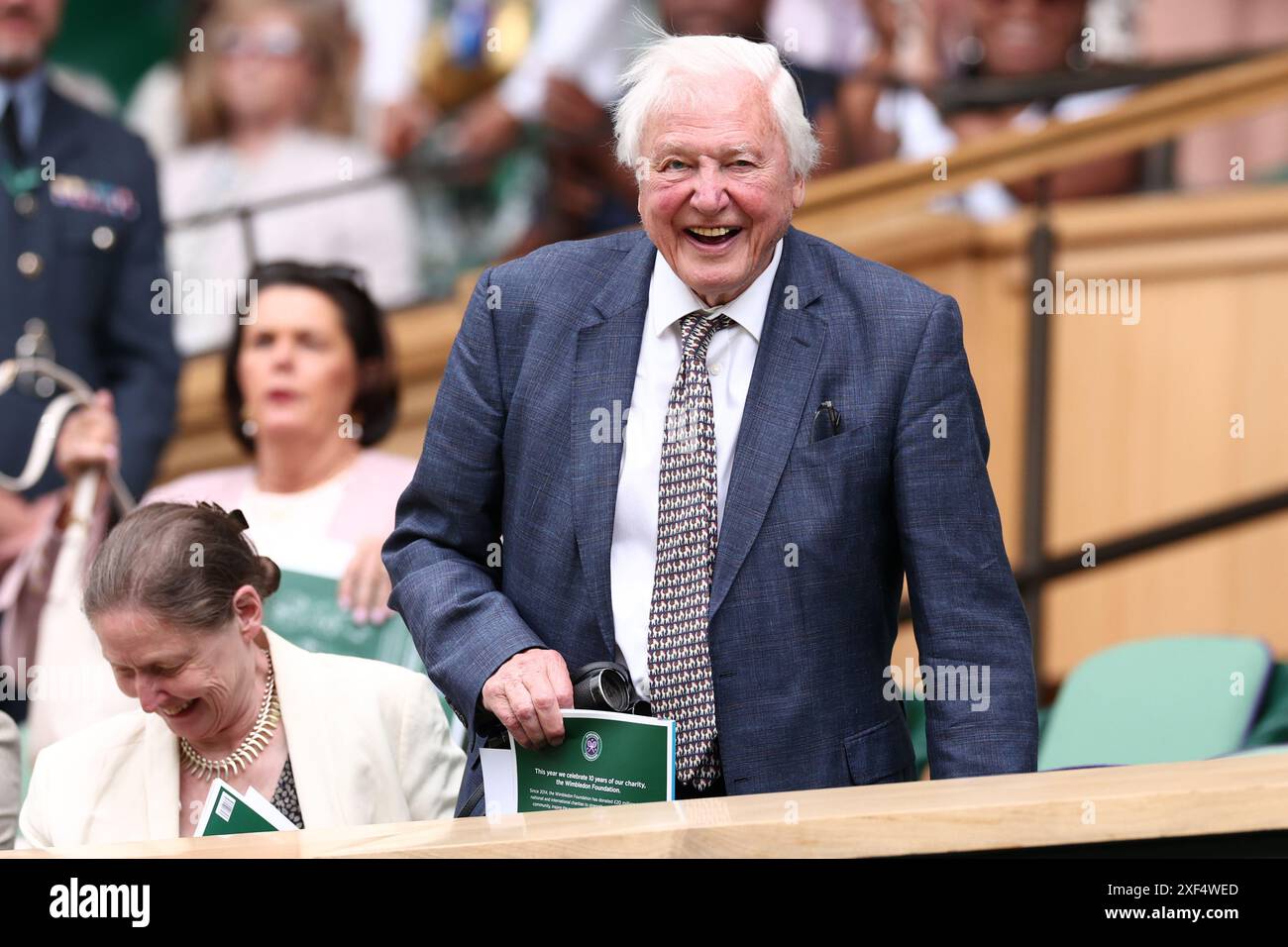 Grand ovation hi-res stock photography and images - Alamy