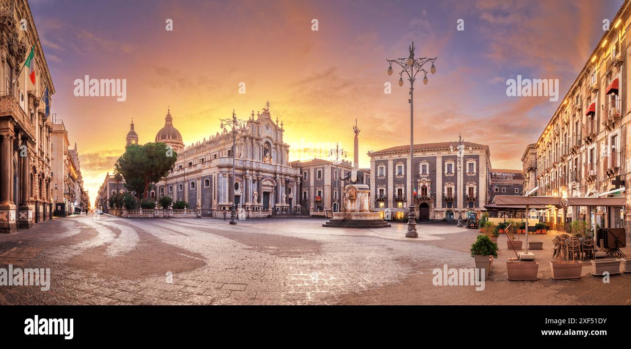 Duomo plaza catania hi-res stock photography and images - Alamy