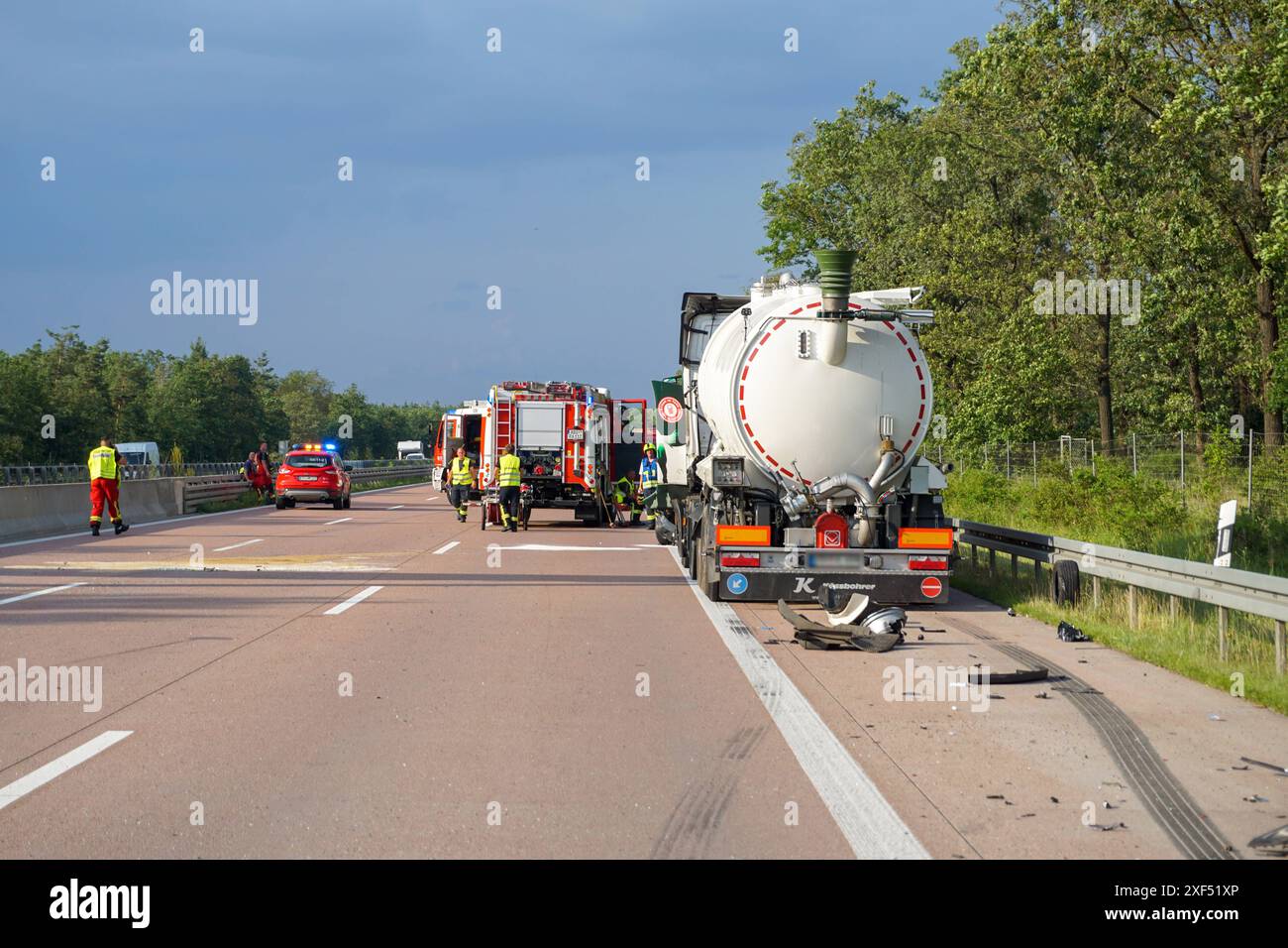 A9/Dessau - Mehrere Verletzte nach Unfall zwischen LKW und zwei Autos 27.06.2024 gegen 17.30 Uhr ...