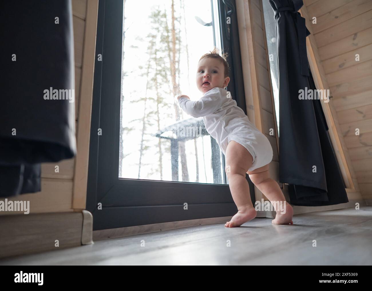 Child crawling door hi-res stock photography and images - Alamy