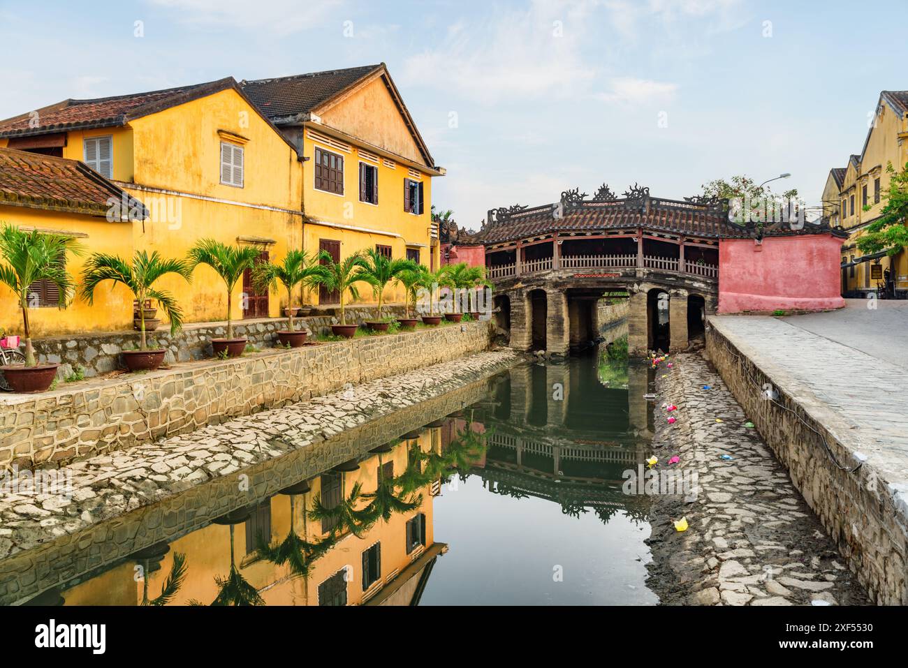 Awesome view of the Japanese Covered Bridge (Cau Chua Pagoda, Cau Nhat ...