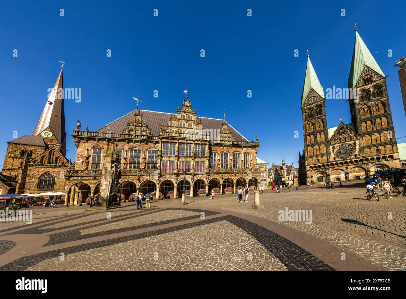 Bremen market square with town hall from 1405, Roland statue from 1404 ...