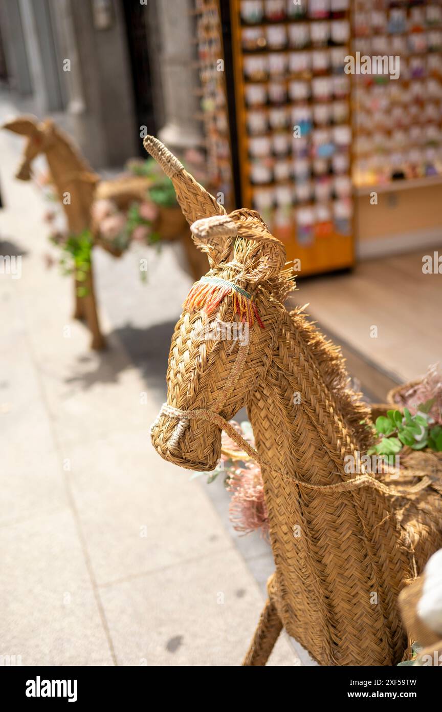 Straw horse statue hi-res stock photography and images - Alamy