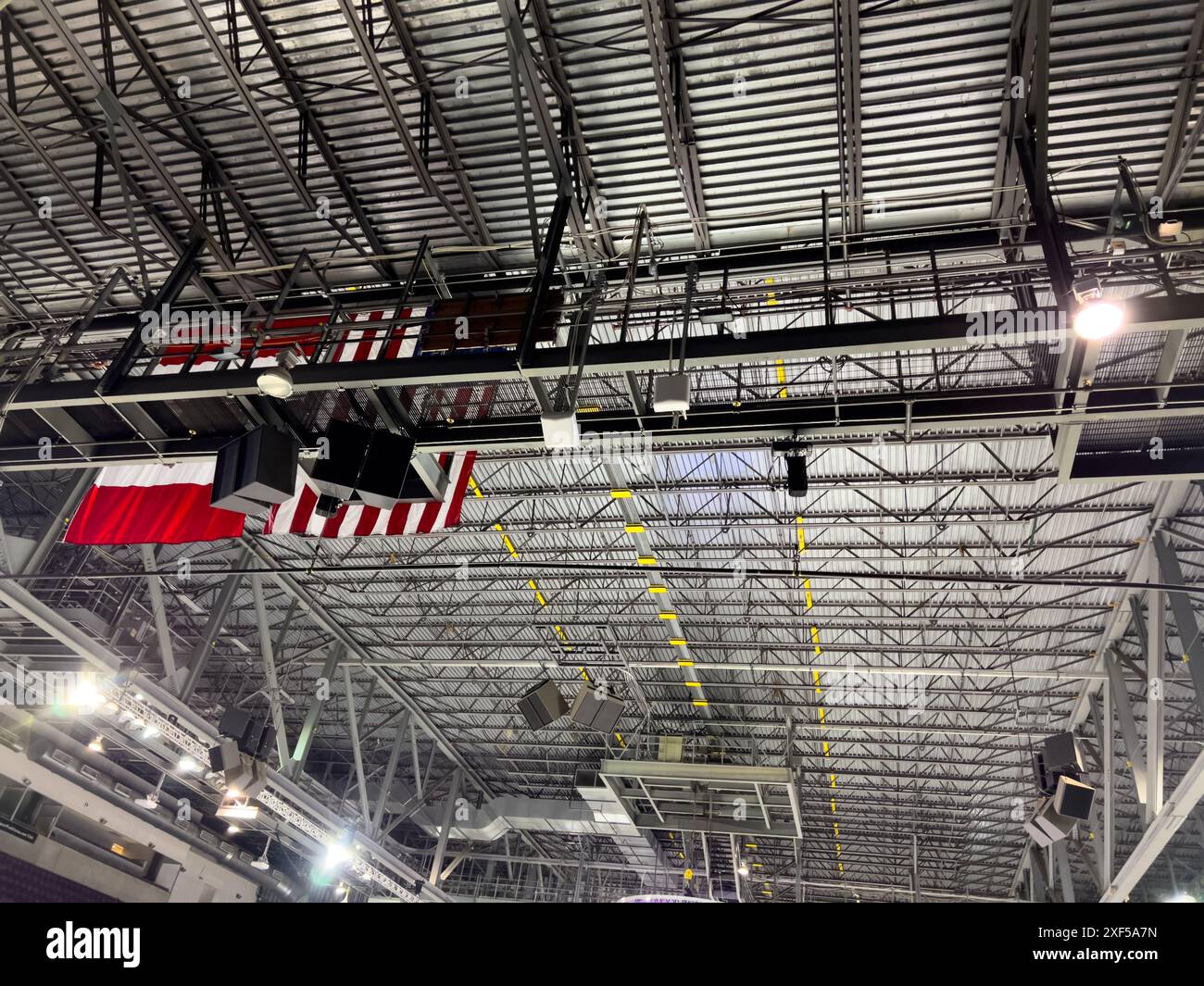 Overhead ducts hi-res stock photography and images - Alamy