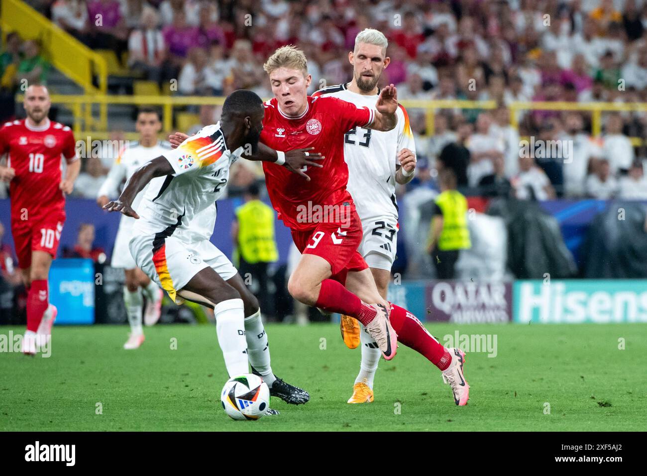 Rasmus Winther Hojlund (Daenemark, #09) im Zweikampf mit Antonio ...