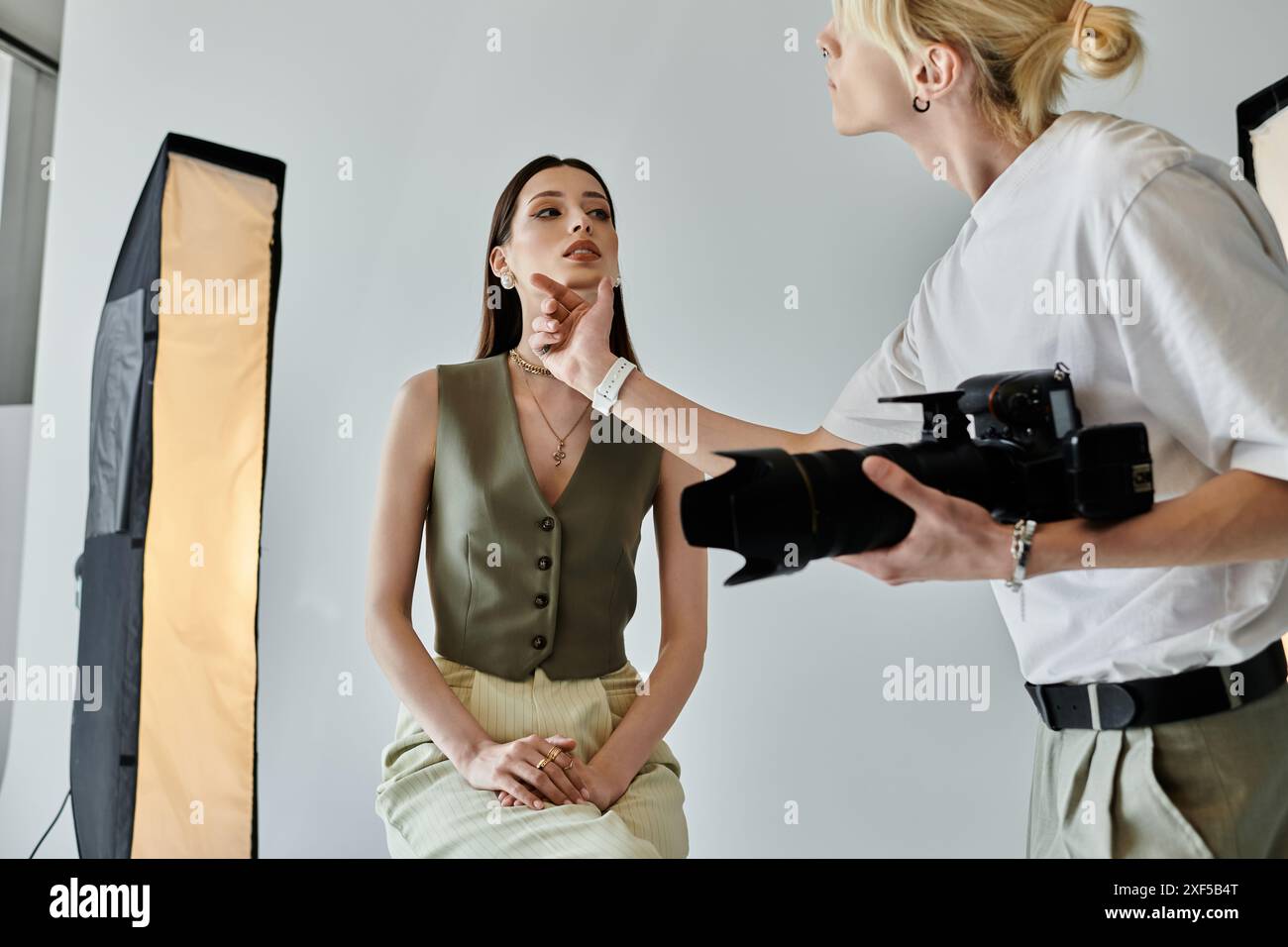 Man photographs woman with camera Stock Photo - Alamy