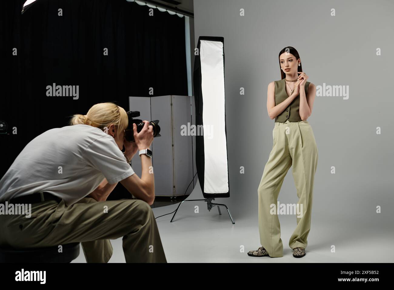 Man photographing woman with camera Stock Photo - Alamy