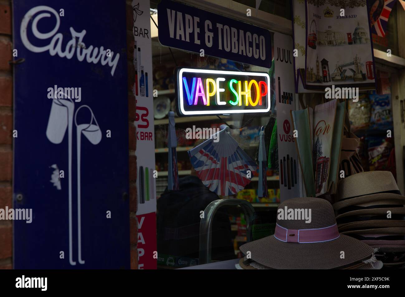 London tobacco shop hi-res stock photography and images - Alamy