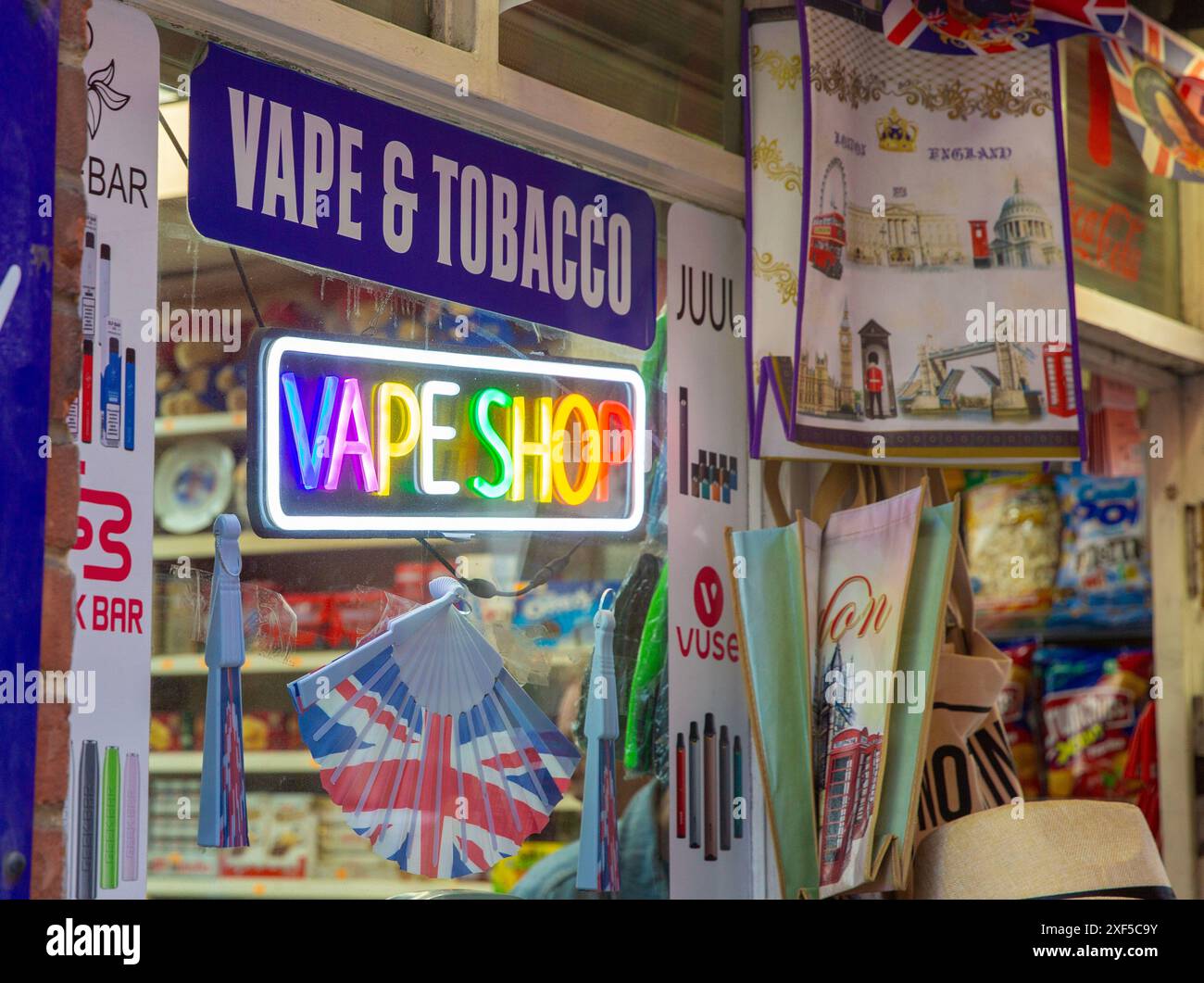 London tobacco shop hi-res stock photography and images - Alamy