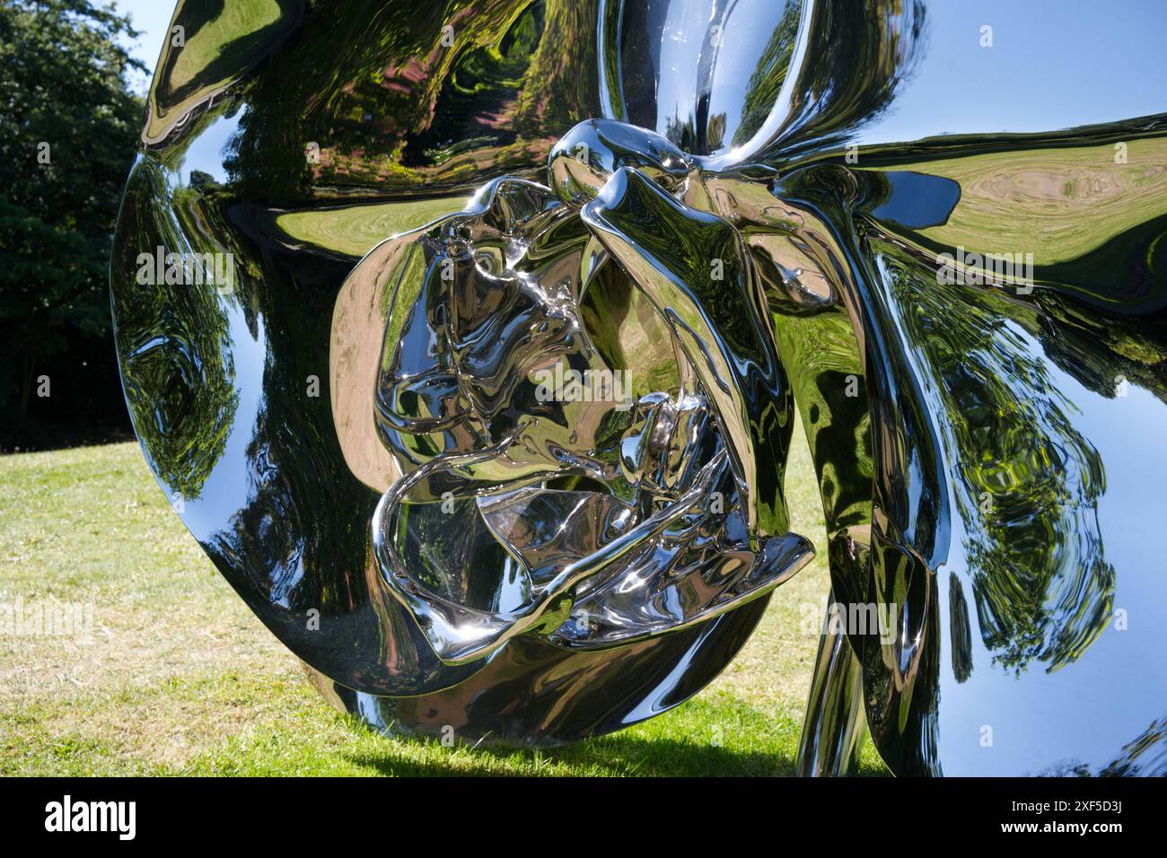 Light into Life (Photosynthetic Form) 2023 by Marc Quinn in Kew Gardens ...