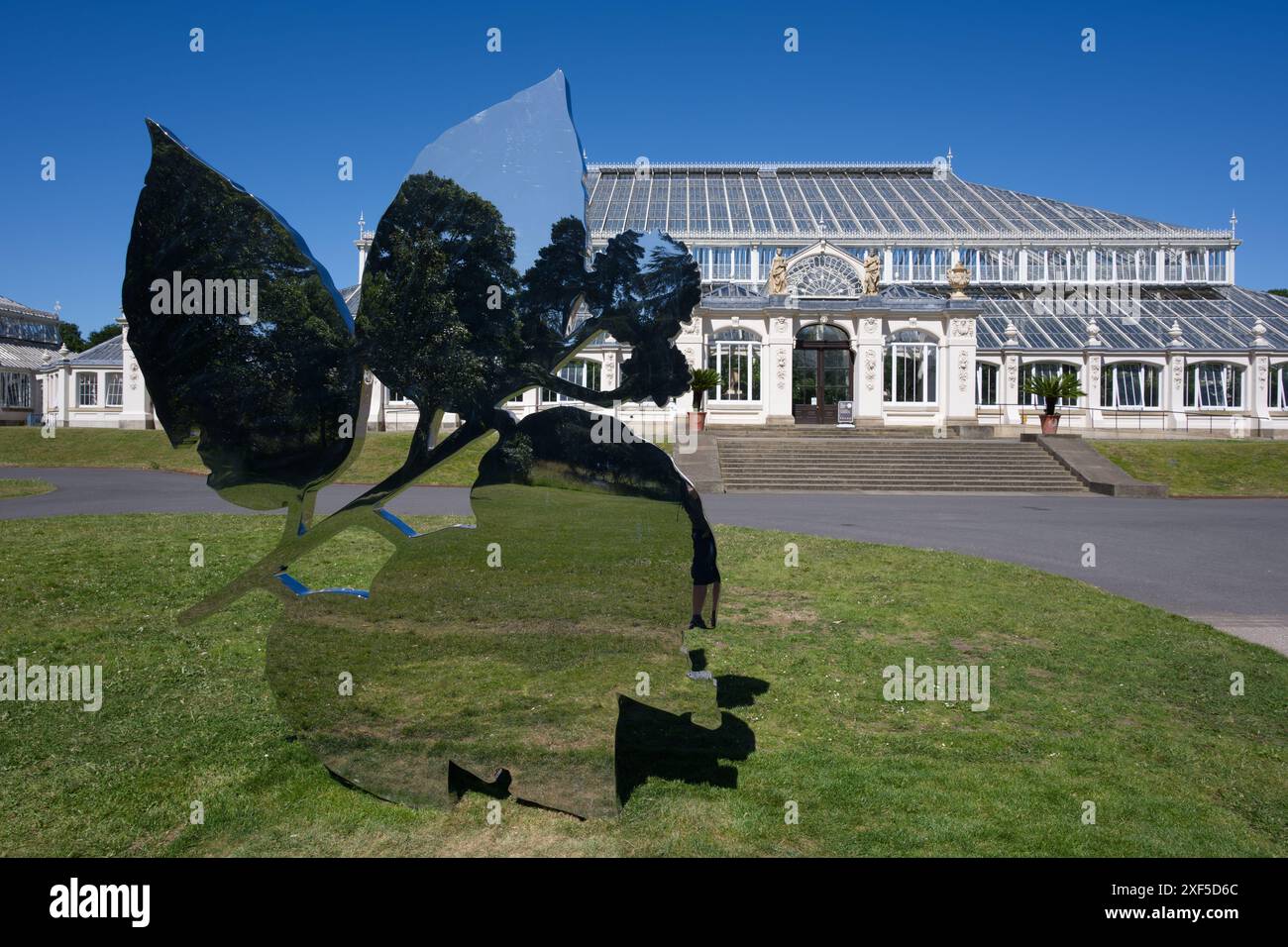 Our Botanic Selves (Happy Tree) 2024 by Marc Quinn outside the ...