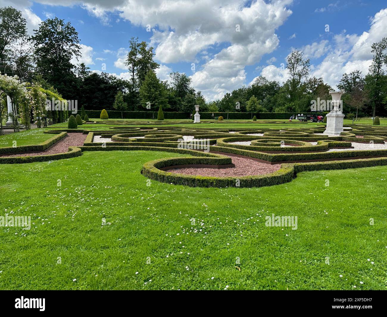 Maze in park hi-res stock photography and images - Alamy