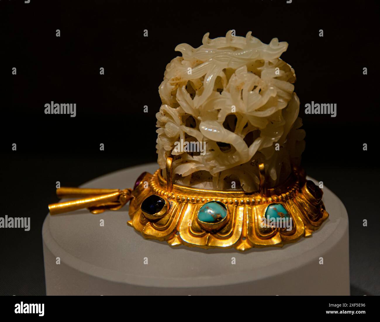 Gold carving carved hi-res stock photography and images - Alamy