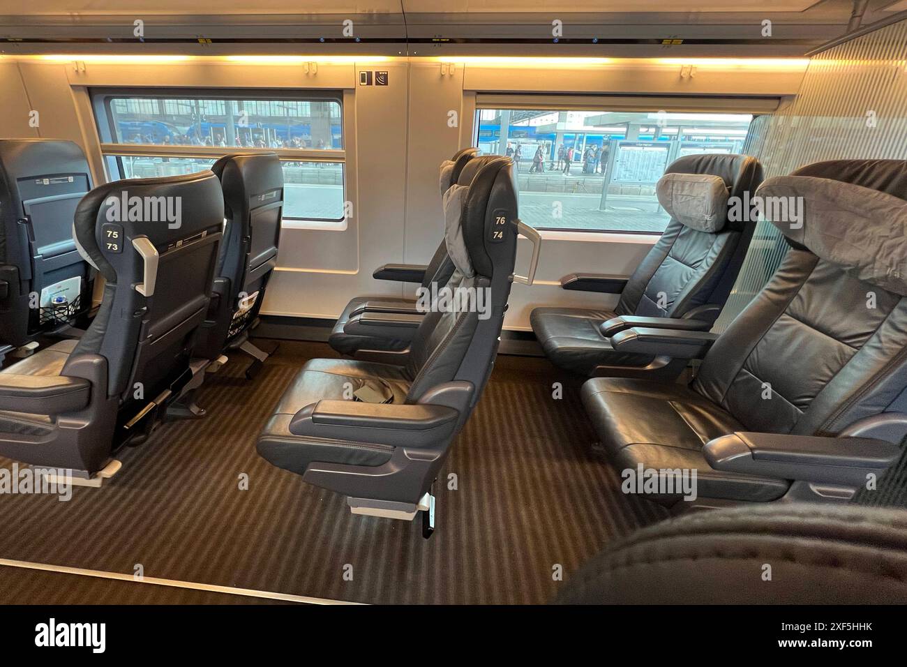 Themenfoto Bahnreise,Intercity,ICE,Zug,1.Klasse, Grossraumwagen,Abteil ...