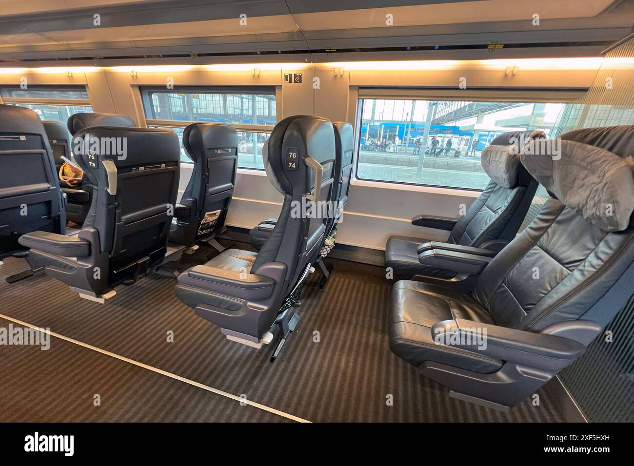 Themenfoto Bahnreise,Intercity,ICE,Zug,1.Klasse, Grossraumwagen,Abteil ...