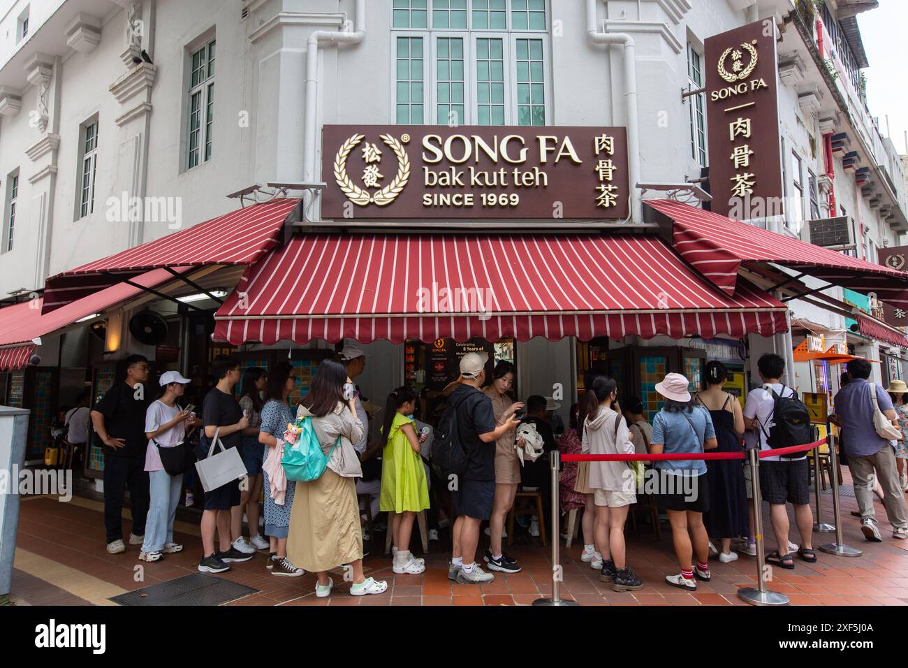 Chinese business people waiting in hi-res stock photography and images ...