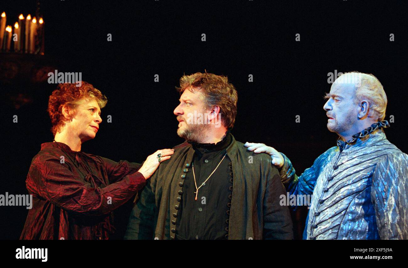 l-r: Sara Kestelman (Gertrude), Simon Russell Beale (Hamlet, Prince of ...
