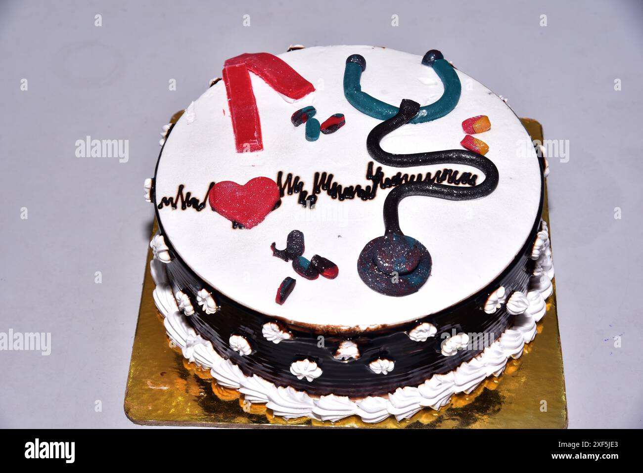 Abhishrey Imaging and Diagnostic Centre Doctors and staff cut cake to ...