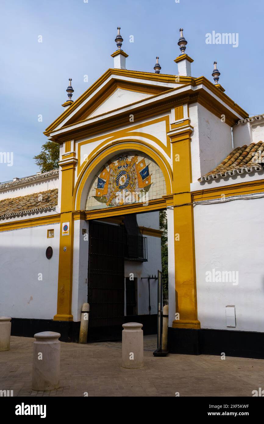 Doorway entrance gate courtyard hi-res stock photography and images - Alamy