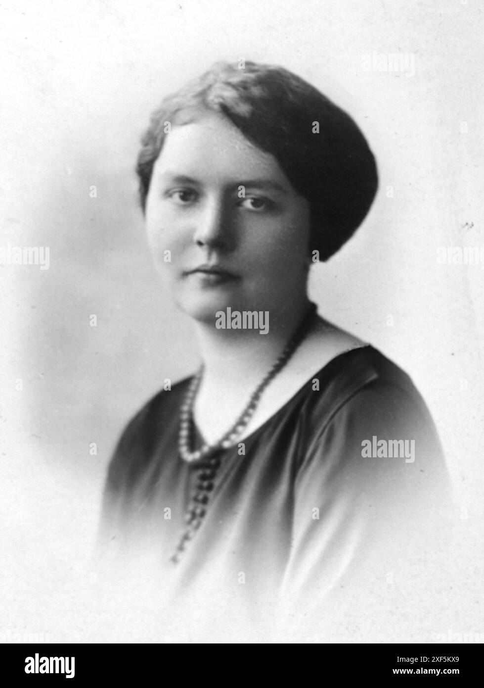 Fashion: Head and shoulder portrait of a lady wearing a necklace ...