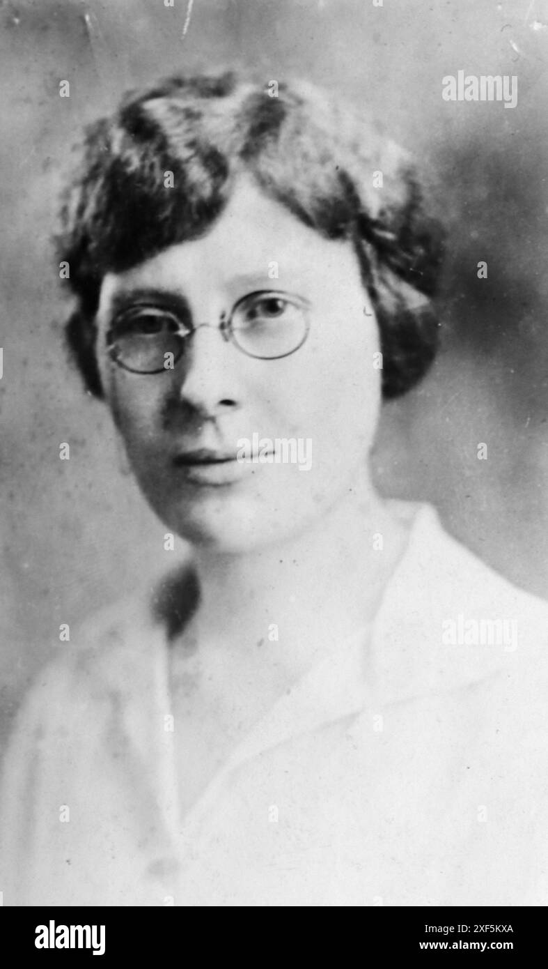 Fashion: Head and shoulder portrait of a lady wearing glasses, Chicago ...